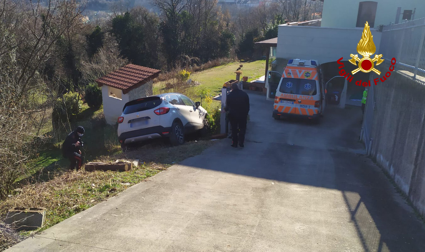 Parcheggia sul ciglio della strada ma l'auto lo travolge, morto un ...