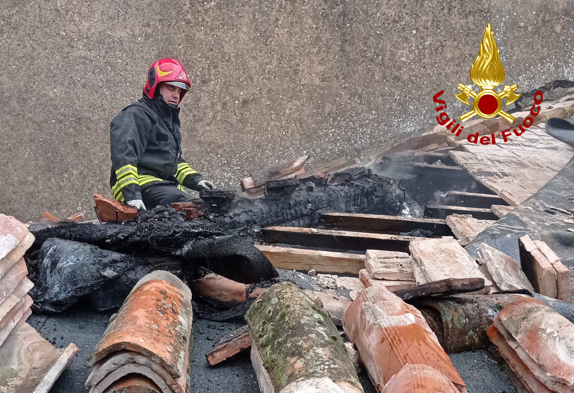 Principio d’incendio sul tetto della chiesa di Sossano: Vigili del Fuoco domano le fiamme ...