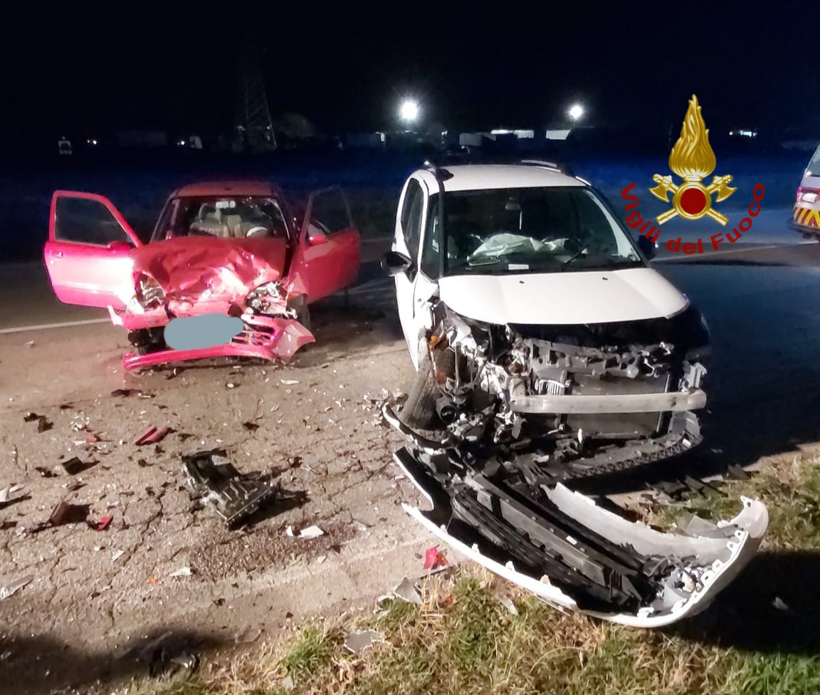 Frontale a Bassano, tremendo botto tra due auto: un ferito - Prima Vicenza Frontale a Bassano, tremendo botto tra due auto: un ferito - Prima Vicenza
