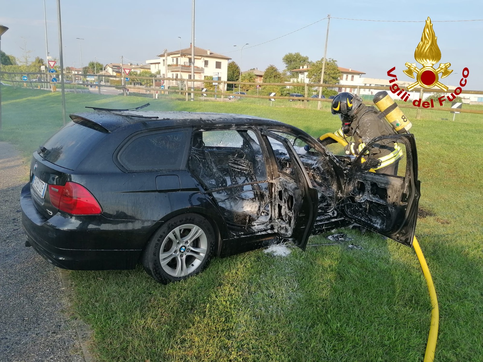 Mentre guida nota che qualcosa non va, scende e l'auto prende fuoco ...