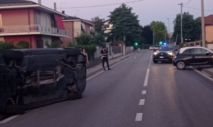 L'auto sbuca all'improvviso da una strada laterale, lo scontro con l ...