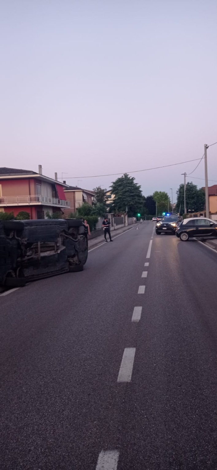 L'auto sbuca all'improvviso da una strada laterale, lo scontro con l ...